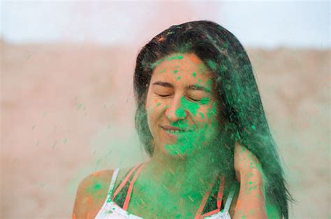 화려한 홀리 페인트로 덮여 멋진 갈색 머리 모델의 클로즈업 초상화 사막에서 포즈 20 24세에 대한 스톡 사진 및 기타 이미지