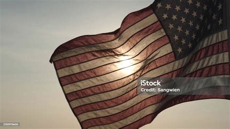 현충일 기억 및 명예 7 월 4 일 독립 기념일 재향 군인의 날 휴일 축하의 개념 일몰 야외 배경에서 흔들리는 미국 국기 명예 애도 미국 군대 미국 국기에 대한 스톡 사진