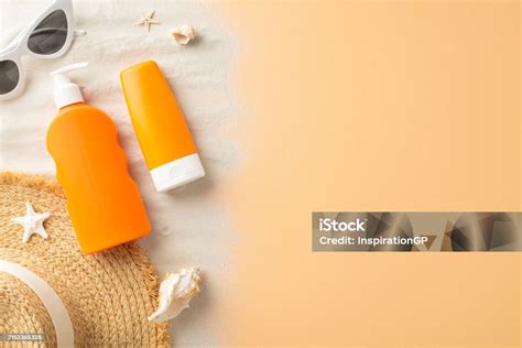 모래 질감의 배경에 배열된 선글라스 자외선 차단제 밀짚모자를 포함한 필수 여름 해변 용품의 평면 배치 모습 개인 장식품에 대한 스톡 사진 및 기타 이미지 Istock