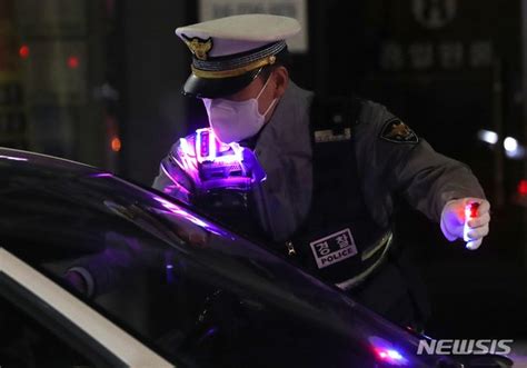 음주단속하는 경찰관 네이트 뉴스