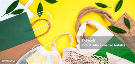 에코 백노란색 배경에 에코 가방의 다양성 지속 가능한 라이프 스타일 저장을위한 트링 및 캔버스 백으로 최소한의 구성을 낭비하지 마십시오 폐기물 제로 환경 친화적 인 쇼핑