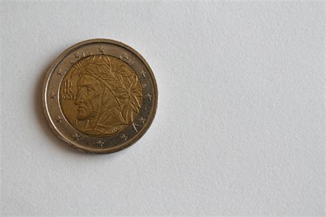 고립 된 백색 배경에 교 단 1 유로 동전 거짓말은 두 유로뒷면 1 유로 동전에 대한 스톡 사진 및 기타 이미지 1 유로 동전 2 유로 동전 가격 Istock