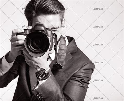 عکس با کیفیت دختر با یک دوربین در دست در حال عکس گرفتن عکس با کیفیت و
