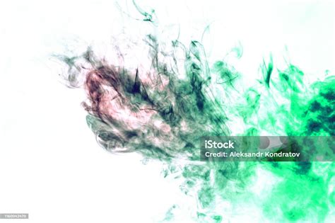 잉크 또는 독으로 흰색 고립 된 배경에 불꽃의 혀와 빨간색 녹색 색상의 다른 형태의 패턴에서 연기의 구불 구불 한 구름과 컬러 배경 연기 물리적 구조에 대한 스톡 사진 및