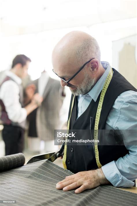 쾌활 한 콘텐츠 수석 수염 안경 맞추어 스튜디오에서 작업 하는 동안 남성 복에 대 한 목 절단 직물에 테이프 측정을 입고 양 장점 가위에 대한 스톡 사진 및 기타 이미지