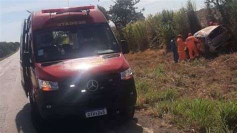 Carro Capota Com Quatro Pessoas Da Mesma Família Em Minas