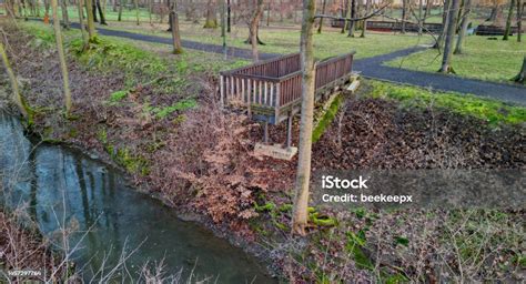 다리와 인도교는 자연 조경에 환영받는 추가 기능입니다 강 협곡 골짜기 위에 난간이 있는 전망대 자갈과 화강암 모자이크의 경로 십자가 모양 개울 나무 볼트 및 너트 위