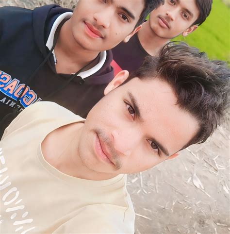 🚀 Tesla Cybertruck Future Ke Vehicle Ka Ek Glimpse 🚙 🔹 Design Futuristic Aur Angular Design