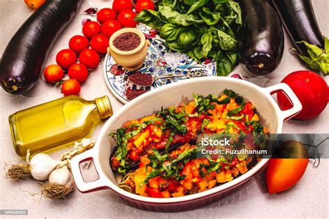 이맘 바일디 전통 터키 유명한 음식 토마토 마늘 올리브 오일을 곁들인 박제 가지 0명에 대한 스톡 사진 및 기타 이미지 0명 가루로 빻은 가지 채소 Istock