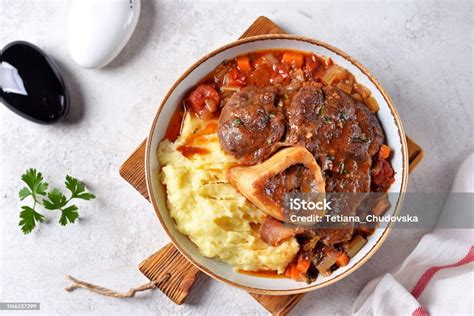 양파 당근 셀러리 토마토 타임 및 와인이 포함 된 쇠고기 정강이 스튜 평면도 0명에 대한 스톡 사진 및 기타 이미지 0명 건강한 식생활 고풍스런 Istock
