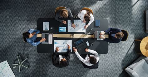 하향식 보기 사무실에서 비즈니스 통계 보고서 및 디지털 계획을 작성하는 다양한 전문가 랩톱 및 차트에 대한 토론 및 데이터 분석 팀워크 혁신 개념 개발에 대한 스톡 사진 및