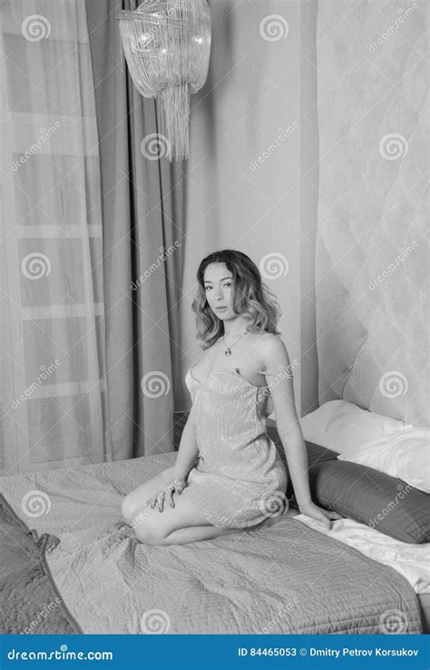 Pi Kna Seksowna Dziewczyna W Pokoju Hotelowym W Odkrywczej Sukni Czarny White Obraz Stock