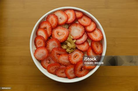 딸기 슬라이스와 대나무 쟁반에 땅콩 버터를 얹은 요리 유기농 오트밀 그릇의 상위 뷰 0명에 대한 스톡 사진 및 기타 이미지 0명 개념 건강한 생활방식 Istock