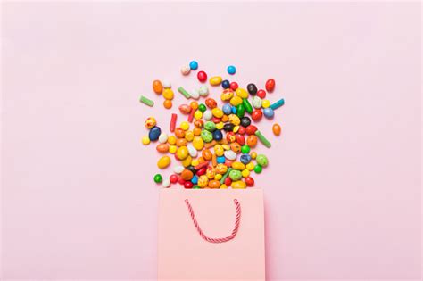 쇼핑 종이 선물 가방은 복사 공간이 있는 컬러 배경에 떨어지는 다양한 전통 사탕으로 가득 차 있습니다 해피 홀리데이 판매 개념 0명에 대한 스톡 사진 및 기타 이미지