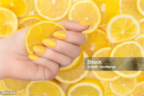 노란 네일 디자인의 여성 손 노란색 매니큐어 매니큐어 여자는 노란 레몬 배경으로 손을 공간을 복사합니다 감귤류 과일에 대한 스톡 사진 및 기타 이미지 Istock