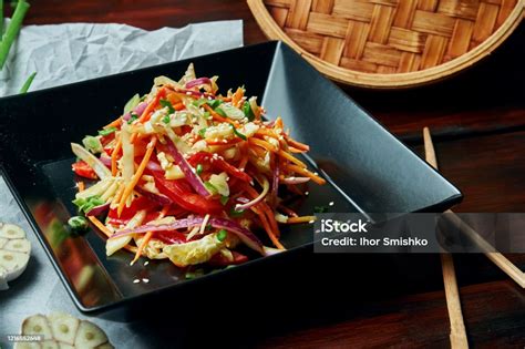 아시아식 샐러드 잘게 썬 당근 양배추 고추와 꿀 겨자 드레싱 나무 배경의 검은 접시에 데리야키 소스를 곁들인 웍 치킨 닫아 길거리 음식 0명에 대한 스톡 사진 및 기타