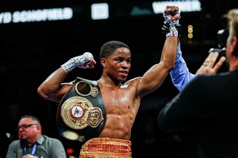 Floyd Schofield Survives Late Cut Beats Haskell Rhodes