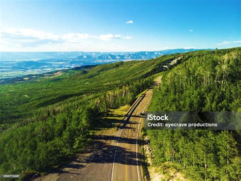 산들바람이 부는 화창한 여름날 공중 및 그랜드 메사 국유림과 65 번 고속도로의 풍경 0명에 대한 스톡 사진 및 기타 이미지 0명 가문비나무 경관 Istock
