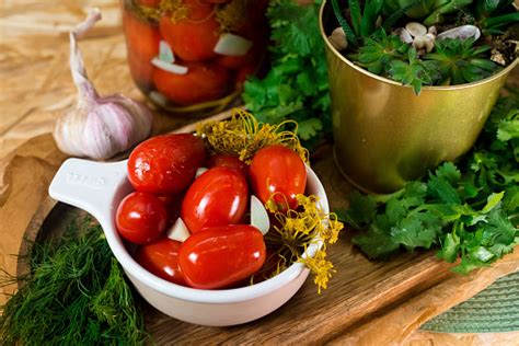 통조림 야채 유리 항아리에서 수제 절인 야채 절인 토마토 딜 마늘 파슬리 국가 음식 0명에 대한 스톡 사진 및 기타 이미지 Istock