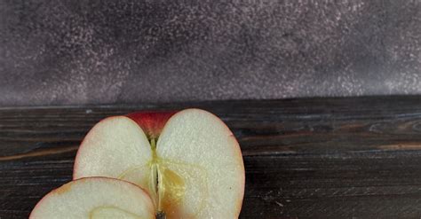 실내 가을 건강에 좋다 건강한 과일 과즙이 많은 농업 농장 다이어트 디저트 러스틱 목조 테이블 반 사과 배경 비건 채식 비타민 빨간 사과