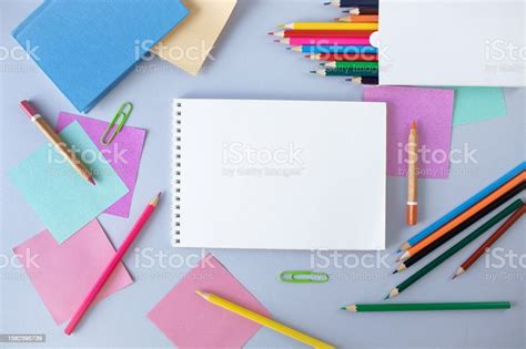학교로 돌아가기 다채로운 스티커 메모와 여러 가지 빛깔의 연필 그림 용품 다중 색상 배경에 대한 스톡 사진 및 기타 이미지 다중 색상 배경 상자 0명 Istock