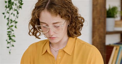 카메라 앞에서 직장에 앉아 있는 동안 종이에 연필로 작업 계획을 그리는 젊은 진지한 프리랜서 전문가 사진 Unsplash의 그래픽 디자이너 이미지