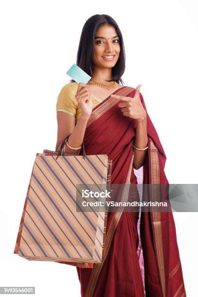 쇼핑백과 신용 카드 또는 직불 카드를 들고 있는 행복한 인도 여성 100에 대한 스톡 사진 및 기타 이미지 100 2