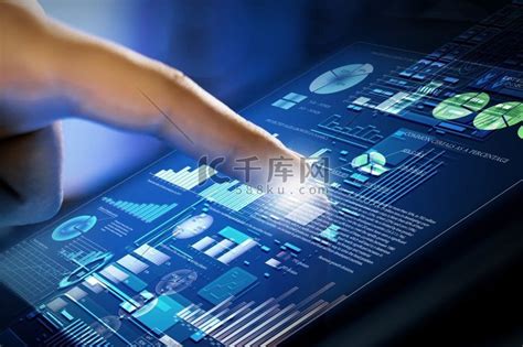 使用现代技术。tablet Pc上手指触摸蓝色屏的特写高清摄影大图 千库网