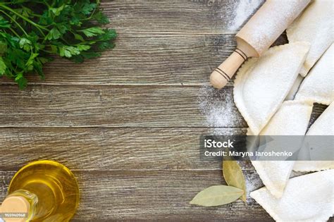 안 튀긴된 고기에 패스 한 티 나무 테이블에 밀가루에 전통적인 터키어 몽고 요리입니다 냉동된 반된 제품입니다 비문에 대 한 여유 공간입니다 0명에 대한 스톡 사진 및 기타