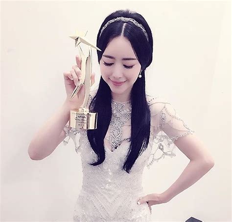 [selfie ★] 인형의 얼굴…홍수아 업그레이드 미모 디스패치 뉴스는 팩트다