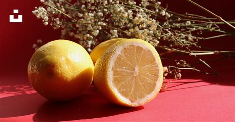 빨간 섬유에 노란 레몬 과일 사진 Unsplash의 무료 황색 이미지