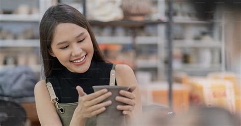 아시아 젊은 여성 여성 예술가는 점토 꽃병 그릇을 만드는 앞치마를 착용 아름 다운 젊은 조각가는 홈 스튜디오 창고에서 점토 예술 꽃병을 만들고 스튜디오에서 도예가 여성