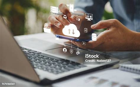 백업 파일 전송을위한 인터넷 클라우드 컴퓨팅 기술 및 온라인 데이터 저장 정보 기술 클라우드 컴퓨팅에 대한 스톡 사진 및 기타 이미지 Istock