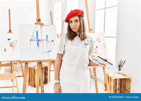 Artista Joven Pintando En Un Lienzo De Estudio De Arte Con Aspecto