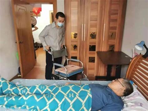 如何轻松抱起瘫痪老人多功能移位机来帮您 护理 工作 生活