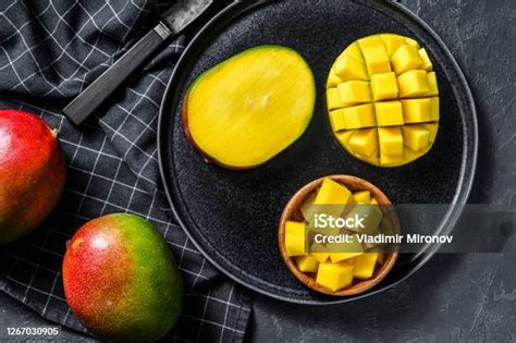 잘 익은 망고 큐브 열대 과일로 잘라 검은 색 배경 위쪽 보기 0명에 대한 스톡 사진 및 기타 이미지 0명 건강한 식생활 과일 Istock
