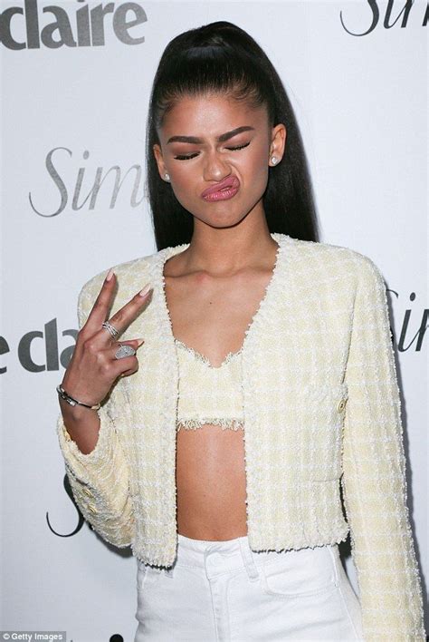 Top Of The Crops Zendaya Wows In Belly Baring Shirt Foto Sterren