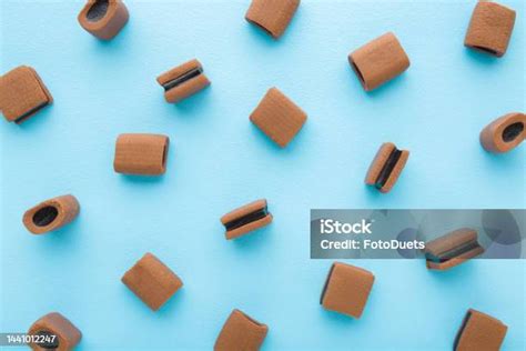 짙은 갈색 초콜릿 젤리 젤리 사탕이 하늘색 테이블 배경에 있습니다 파스텔 색상 달콤한 스낵 패턴입니다 근접 촬영 하향식 보기 갈색에 대한 스톡 사진 및 기타 이미지 Istock