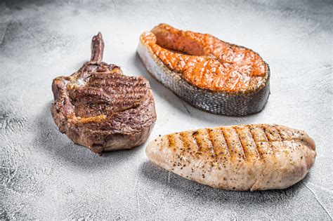 허브와 구운 고기 스테이크의 다른 유형 쇠고기 갈비 눈 연어 닭 필레 흰색 배경입니다 위쪽 보기 물고기에 대한 스톡 사진 및