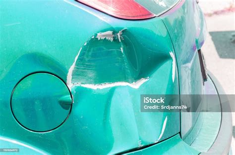 충돌 사고 또는 주차장에 손상 된 페인트와 충돌에서 금속 바디의 움푹 타는 손상을 가진 밝은 파란색 긁힌 자동차 0명에 대한 스톡 사진 및 기타 이미지 Istock