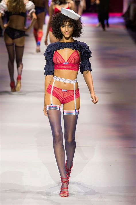 Etam Lingerie Le Défilé Anniversaire Embrase Paris Le Premier Jour De
