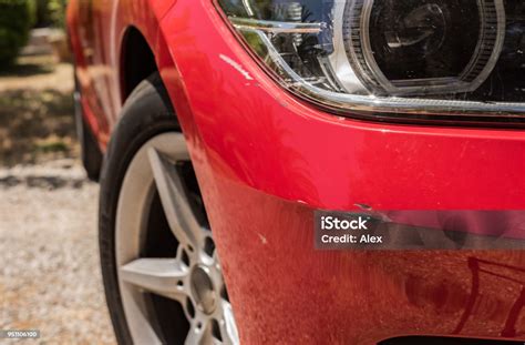 자동차 사고로 손상 된 빨간색 범퍼의 근접 촬영 차에 대한 스톡 사진 및 기타 이미지 차 긁힌 페인트 Istock