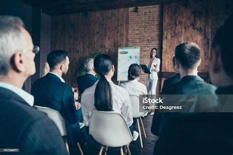멋진 우아한 세련 된 지능형 상어 프레 젠 테이 션을 듣고 새로운 전략 성장 스피커 Ceo 보스 수석 기업 회의에서 산업 로프트 인테리어 작업 장소 공간 계획에 대한 스톡