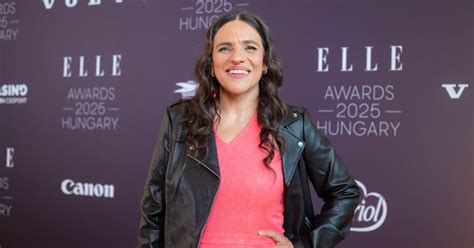 Elle Awards 2025 Palya Bea Rózsaszín Ruhát Viselt A Gálán Ezt A Cipőt