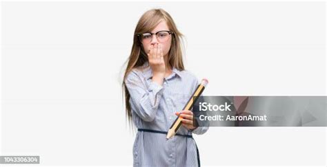 젊은 금발 아이 큰 연필 덮개 입 실수 두려움의 표현에 대 한 수치와 충격을 손으로 들고 침묵 비밀 개념에에서 무서 워 가리기에 대한 스톡 사진 및 기타 이미지 Istock