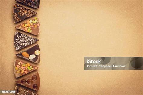 공예 용지에 초콜릿 조각 달콤한 디저트 빈티지 양피지 갈색 배경에 매운 초콜릿 공간을 복사합니다 텍스트 공간이 있는 프레임입니다 예술 디자인 갈색에 대한 스톡 사진 및 기타