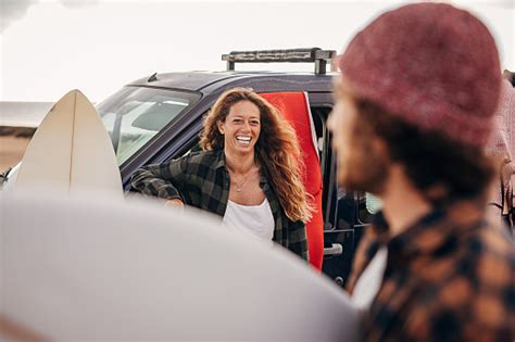 두 명의 서퍼가 차에서 서핑 보드를 가져 와서 파도를 타기 위해 해변으로 향합니다 2명에 대한 스톡 사진 및 기타 이미지 2명 개념 남자 Istock