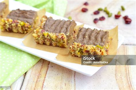 피스타치오 날짜 아몬드 크랜베리 크 러스트와 원시 초콜릿 아보카도 타르트 0명에 대한 스톡 사진 및 기타 이미지 0명 견과
