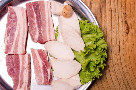 한국 전통 스타일의 신선한 돼지 고기 쇠고기 배꼽 바베큐 갈비 한국 음식에 대한 스톡 사진 및 기타 이미지 갈비 한국 음식 고기 굽기 Istock