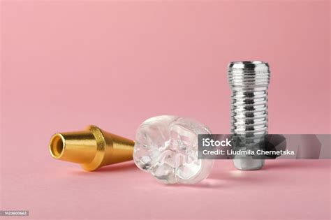 분홍색 배경에 치과 임플란트의 일부 근접 촬영 0명에 대한 스톡 사진 및 기타 이미지 0명 건강관리와 의술 건강한 생활방식 Istock